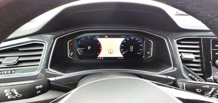 White Volkswagen T-Roc 2019 in Vilnius, with an engine capacity of 1.50 L and mileage of 152 thousand km for 15125 €, photo 18 on AUTOMOTO.COM.LV