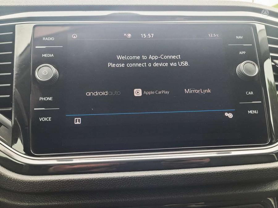 White Volkswagen T-Roc 2019 in Vilnius, with an engine capacity of 1.50 L and mileage of 152 thousand km for 15125 €, photo 22 on AUTOMOTO.COM.LV