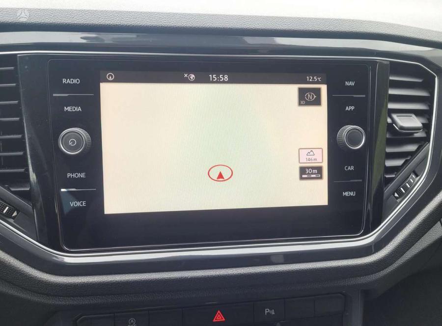 White Volkswagen T-Roc 2019 in Vilnius, with an engine capacity of 1.50 L and mileage of 152 thousand km for 15125 €, photo 23 on AUTOMOTO.COM.LV