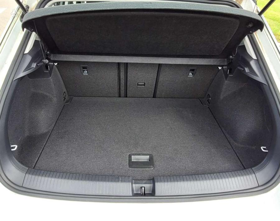White Volkswagen T-Roc 2019 in Vilnius, with an engine capacity of 1.50 L and mileage of 152 thousand km for 15125 €, photo 29 on AUTOMOTO.COM.LV