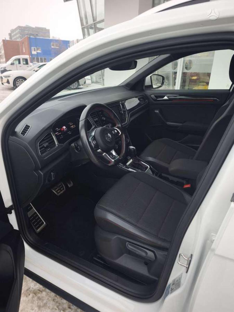 White Volkswagen T-Roc 2020 in Siauliai, with an engine capacity of 1.97 L and mileage of 118 thousand km for 19000 €, photo 6 on AUTOMOTO.COM.LV