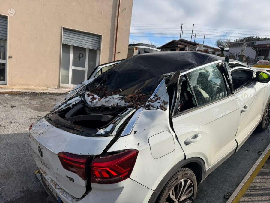 White Volkswagen T-Roc 2020 in Utena, with an engine capacity of 1.60 L and mileage of 74 thousand km for 5250 €, photo 4 on AUTOMOTO.COM.LV