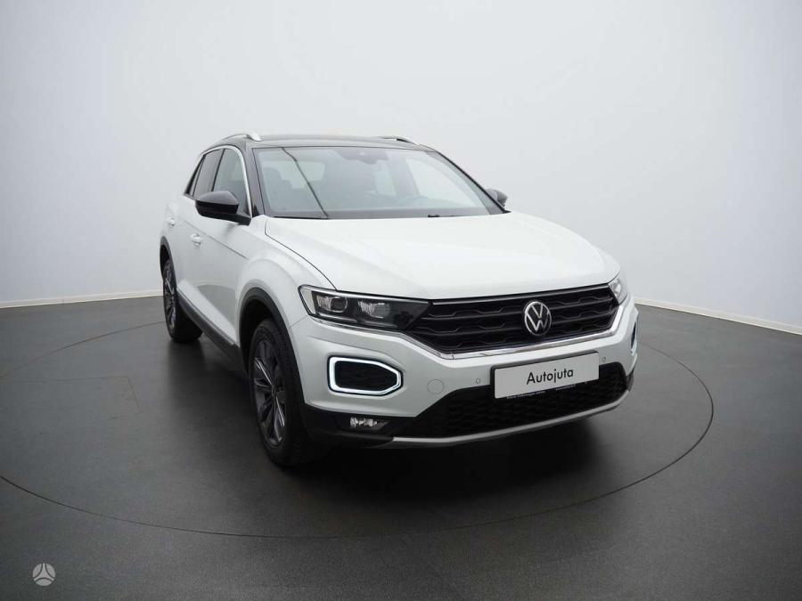 White Volkswagen T-Roc 2020 in Vilnius, with an engine capacity of 1.50 L and mileage of 129 thousand km for 18500 €, photo 4 on AUTOMOTO.COM.LV