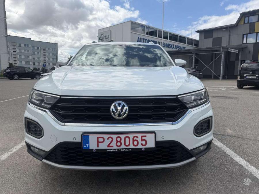 White Volkswagen T-Roc 2020 in Panevezys, with an engine capacity of 1.50 L and mileage of 154 thousand km for 16900 €, photo 4 on AUTOMOTO.COM.LV