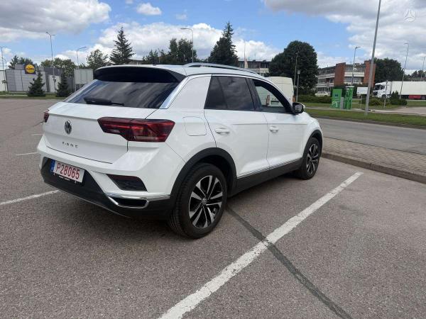 White Volkswagen T-Roc 2020 in Panevezys, with an engine capacity of 1.50 L and mileage of 154 thousand km for 16900 €, photo 4 on AUTOMOTO.COM.LV