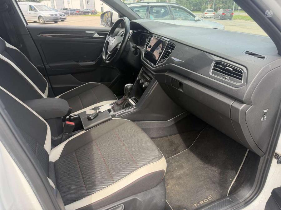 White Volkswagen T-Roc 2020 in Panevezys, with an engine capacity of 1.50 L and mileage of 154 thousand km for 16900 €, photo 12 on AUTOMOTO.COM.LV