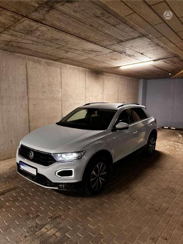 Balts Volkswagen T-Roc 2021 Viļņa, ar dzinēja tilpumu 1.50 L un nobraukumu 65 tūkst. km par 21000 €, foto 1 vietnē AUTOMOTO.COM.LV