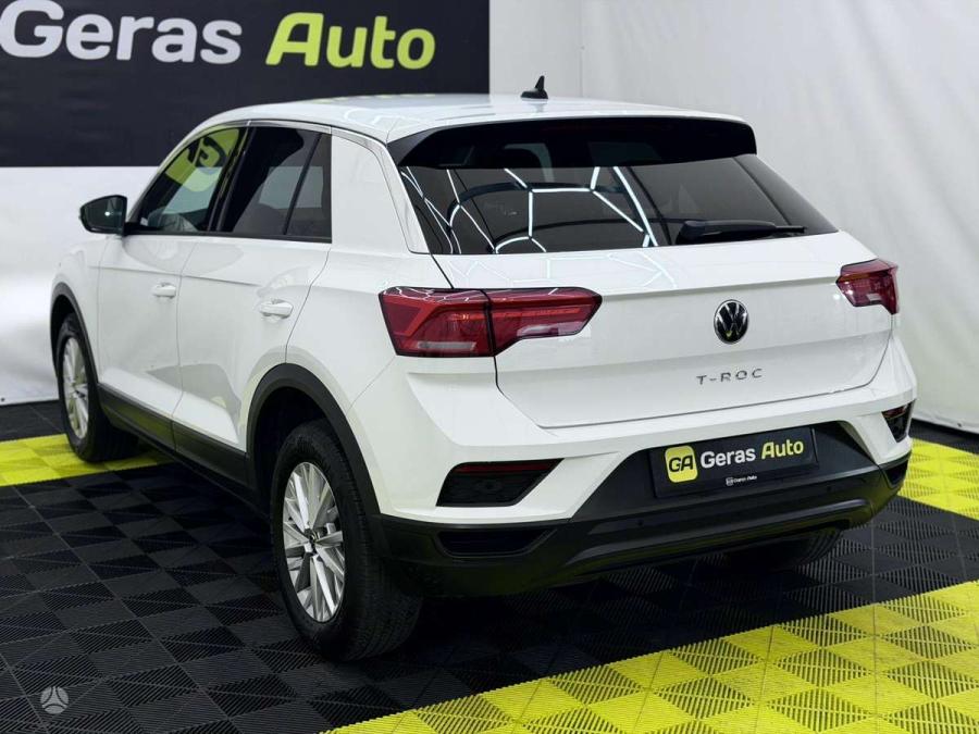 White Volkswagen T-Roc 2021 in Vilnius, with an engine capacity of 1.00 L and mileage of 79 thousand km for 13990 €, photo 7 on AUTOMOTO.COM.LV