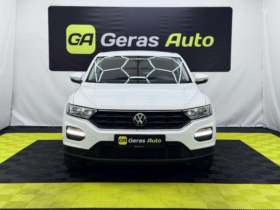 White Volkswagen T-Roc 2021 in Vilnius, with an engine capacity of 1.00 L and mileage of 79 thousand km for 13990 €, photo 8 on AUTOMOTO.COM.LV