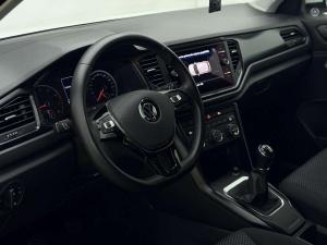 White Volkswagen T-Roc 2021 in Vilnius, with an engine capacity of 1.00 L and mileage of 79 thousand km for 13990 €, photo 10 on AUTOMOTO.COM.LV