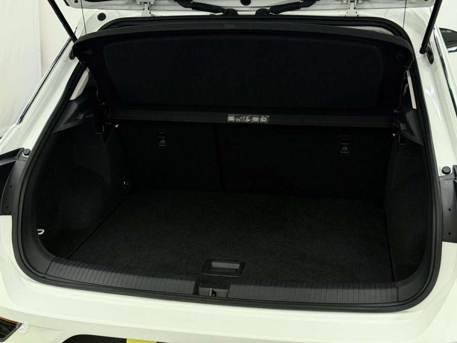 White Volkswagen T-Roc 2021 in Vilnius, with an engine capacity of 1.00 L and mileage of 79 thousand km for 13990 €, photo 13 on AUTOMOTO.COM.LV