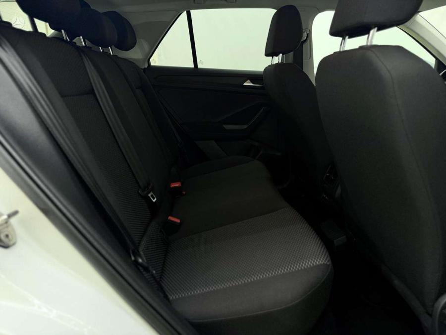 White Volkswagen T-Roc 2021 in Vilnius, with an engine capacity of 1.00 L and mileage of 79 thousand km for 13990 €, photo 14 on AUTOMOTO.COM.LV