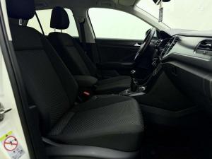 White Volkswagen T-Roc 2021 in Vilnius, with an engine capacity of 1.00 L and mileage of 79 thousand km for 13990 €, photo 15 on AUTOMOTO.COM.LV