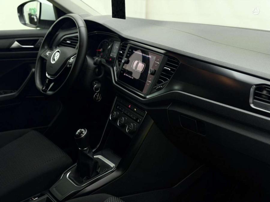 White Volkswagen T-Roc 2021 in Vilnius, with an engine capacity of 1.00 L and mileage of 79 thousand km for 13990 €, photo 16 on AUTOMOTO.COM.LV