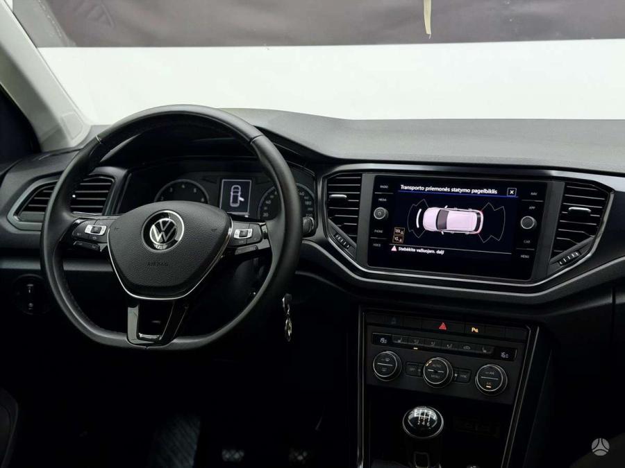 White Volkswagen T-Roc 2021 in Vilnius, with an engine capacity of 1.00 L and mileage of 79 thousand km for 13990 €, photo 17 on AUTOMOTO.COM.LV