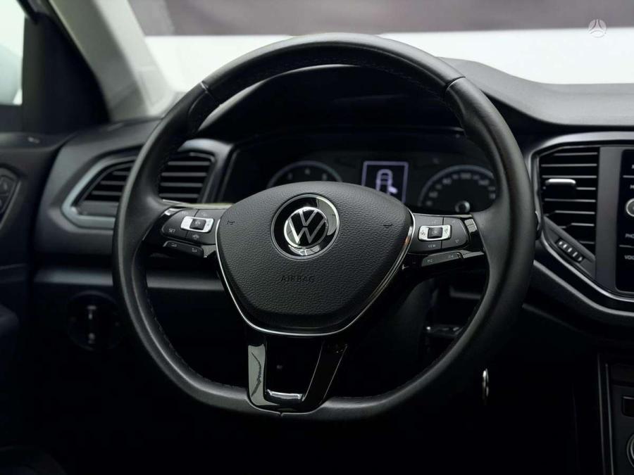 White Volkswagen T-Roc 2021 in Vilnius, with an engine capacity of 1.00 L and mileage of 79 thousand km for 13990 €, photo 18 on AUTOMOTO.COM.LV