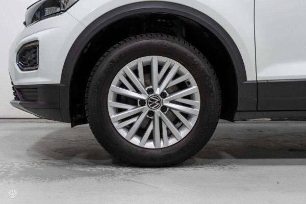 White Volkswagen T-Roc 2021 in Vilnius, with an engine capacity of 1.50 L and mileage of 70 thousand km for 19900 €, photo 7 on AUTOMOTO.COM.LV