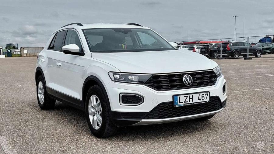 White Volkswagen T-Roc 2021 in Vilnius, with an engine capacity of 1.50 L and mileage of 170 thousand km for 17800 €, photo 3 on AUTOMOTO.COM.LV