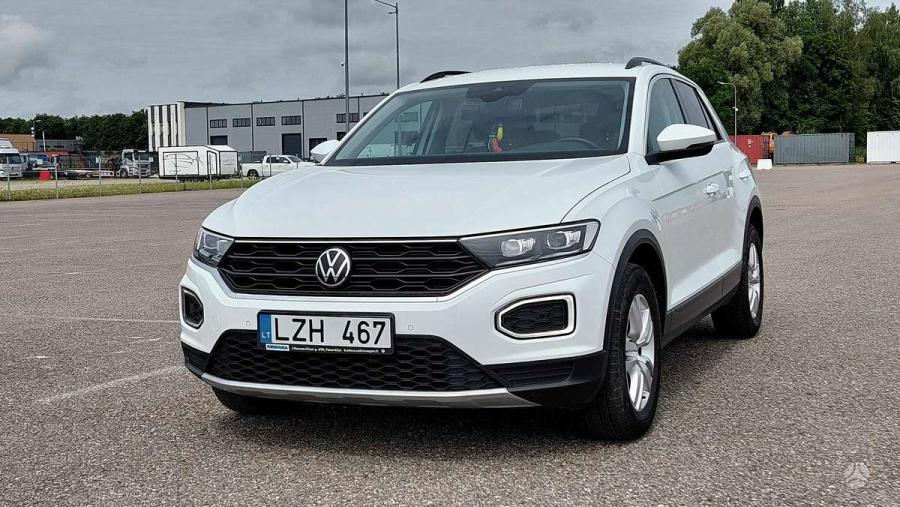 White Volkswagen T-Roc 2021 in Vilnius, with an engine capacity of 1.50 L and mileage of 170 thousand km for 17800 €, photo 4 on AUTOMOTO.COM.LV