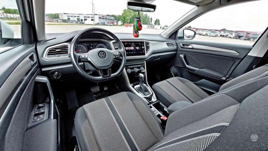 White Volkswagen T-Roc 2021 in Vilnius, with an engine capacity of 1.50 L and mileage of 170 thousand km for 17800 €, photo 15 on AUTOMOTO.COM.LV