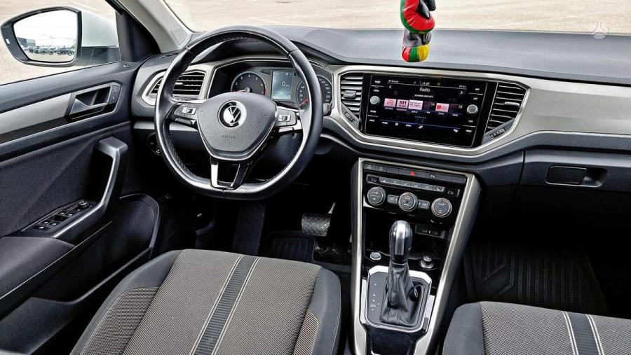 White Volkswagen T-Roc 2021 in Vilnius, with an engine capacity of 1.50 L and mileage of 170 thousand km for 17800 €, photo 17 on AUTOMOTO.COM.LV
