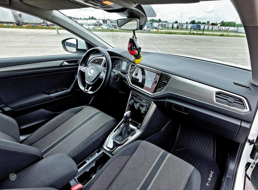 White Volkswagen T-Roc 2021 in Vilnius, with an engine capacity of 1.50 L and mileage of 170 thousand km for 17800 €, photo 24 on AUTOMOTO.COM.LV