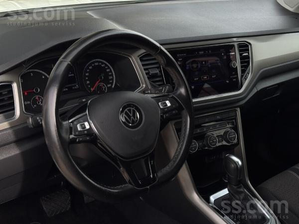 White Volkswagen T-Roc 2021 in Valmiera, with an engine capacity of 2.00 L and mileage of 108 thousand km for 18500 €, photo 8 on AUTOMOTO.COM.LV