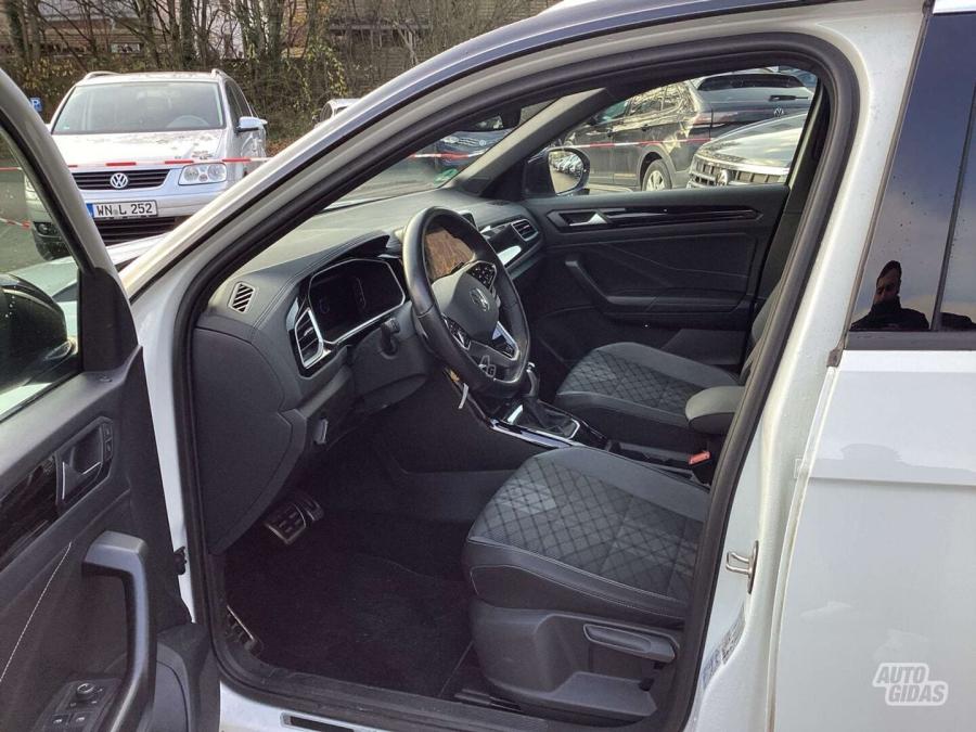 White Volkswagen T-Roc 2022 in Kaunas, with an engine capacity of 1.50 L and mileage of 49 thousand km for 31606 €, photo 7 on AUTOMOTO.COM.LV