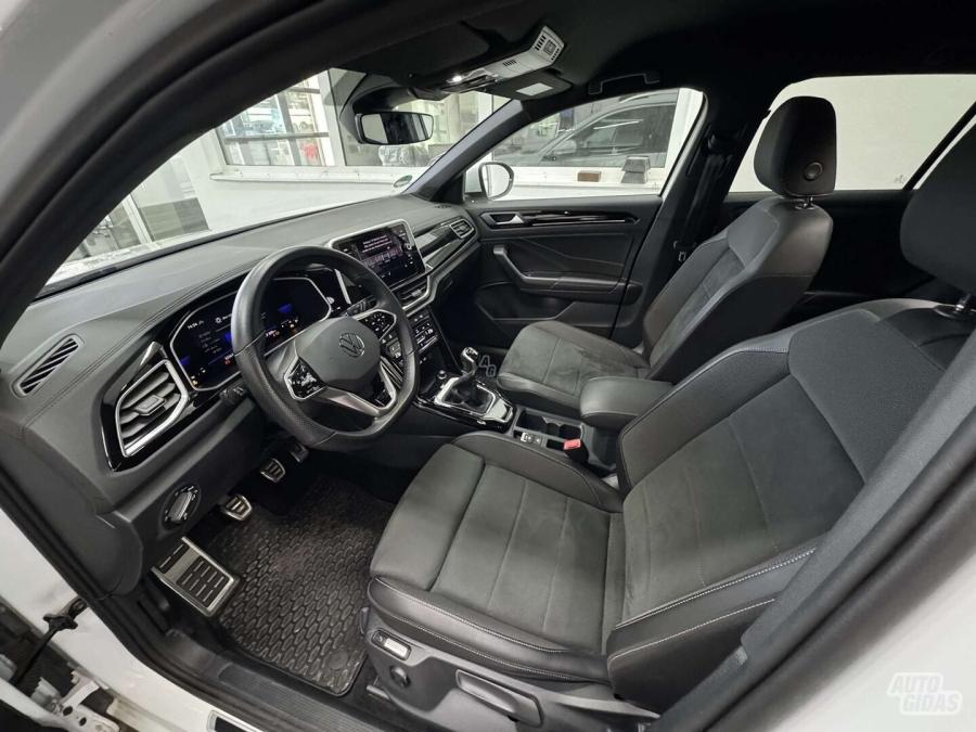 White Volkswagen T-Roc 2022 in Kaunas, with an engine capacity of 1.50 L and mileage of 32 thousand km for 27282 €, photo 3 on AUTOMOTO.COM.LV