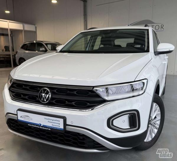 White Volkswagen T-Roc 2022 in Kaunas, with an engine capacity of 1.00 L and mileage of 33 thousand km for 21562 €, photo 2 on AUTOMOTO.COM.LV