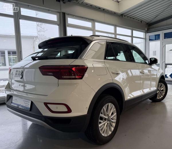 White Volkswagen T-Roc 2022 in Kaunas, with an engine capacity of 1.00 L and mileage of 33 thousand km for 21562 €, photo 5 on AUTOMOTO.COM.LV