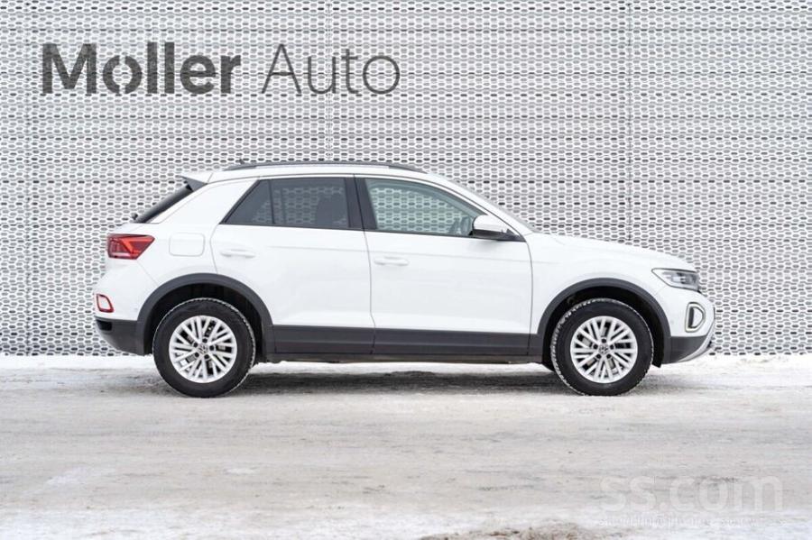 White Volkswagen T-Roc 2022 in Riga, with an engine capacity of 1.50 L and mileage of 49 thousand km for 23900 €, photo 5 on AUTOMOTO.COM.LV