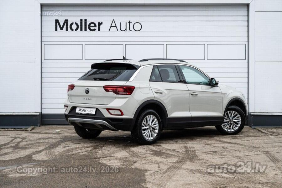 White Volkswagen T-Roc 2022 in Riga, with an engine capacity of 1.50 L and mileage of 74 thousand km for 23314 €, photo 3 on AUTOMOTO.COM.LV