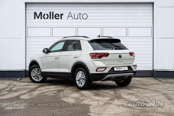 White Volkswagen T-Roc 2022 in Riga, with an engine capacity of 1.50 L and mileage of 74 thousand km for 23314 €, photo 4 on AUTOMOTO.COM.LV
