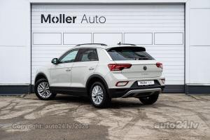 White Volkswagen T-Roc 2022 in Riga, with an engine capacity of 1.50 L and mileage of 74 thousand km for 23314 €, photo 4 on AUTOMOTO.COM.LV