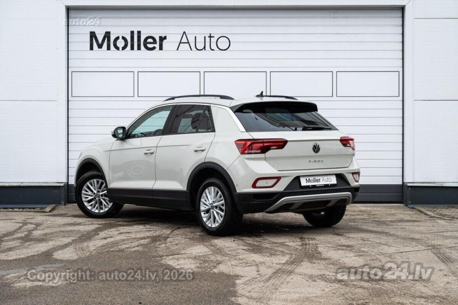 White Volkswagen T-Roc 2022 in Riga, with an engine capacity of 1.50 L and mileage of 74 thousand km for 23314 €, photo 4 on AUTOMOTO.COM.LV