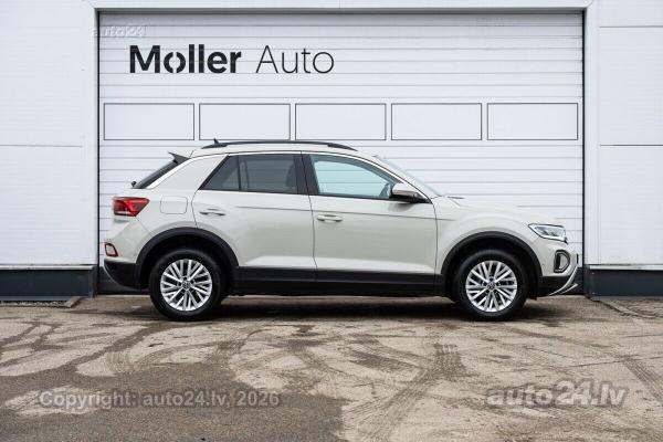 White Volkswagen T-Roc 2022 in Riga, with an engine capacity of 1.50 L and mileage of 74 thousand km for 23314 €, photo 5 on AUTOMOTO.COM.LV