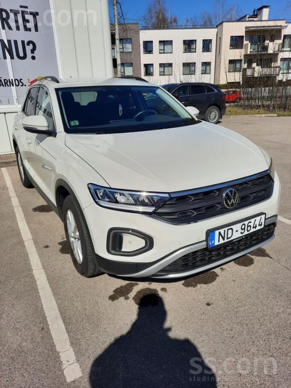 Balts Volkswagen T-Roc 2022 Rīga, ar dzinēja tilpumu 1.50 L un nobraukumu 21 tūkst. km par 20900 €, foto  vietnē AUTOMOTO.COM.LV