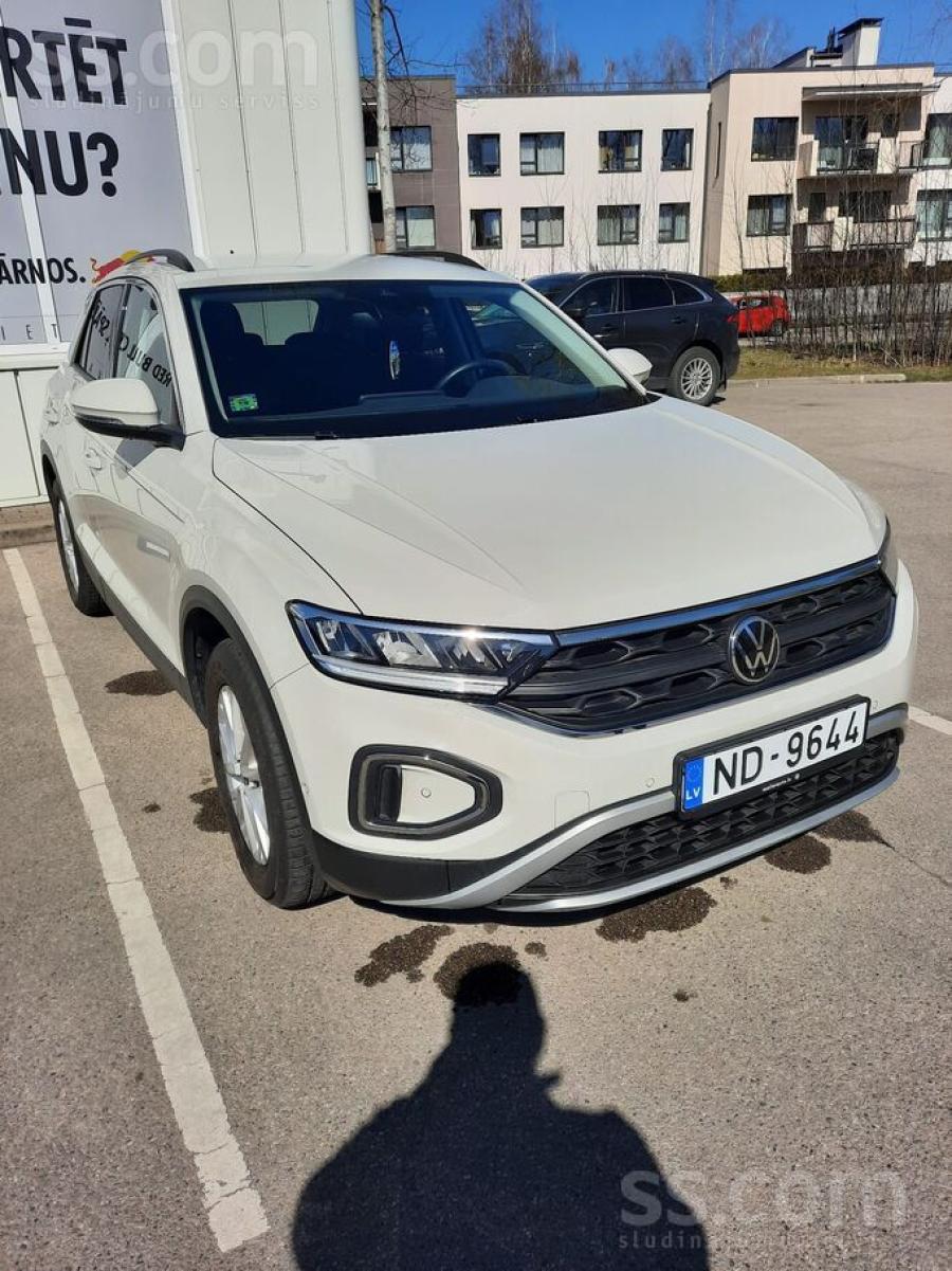 Balts Volkswagen T-Roc 2022 Rīga, ar dzinēja tilpumu 1.50 L un nobraukumu 21 tūkst. km par 20900 €, foto 1 vietnē AUTOMOTO.COM.LV