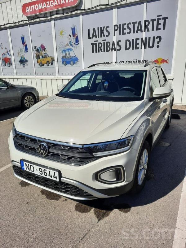 White Volkswagen T-Roc 2022 in Riga, with an engine capacity of 1.50 L and mileage of 21 thousand km for 20900 €, photo 2 on AUTOMOTO.COM.LV