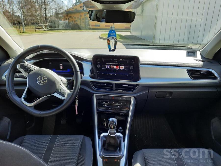Balts Volkswagen T-Roc 2022 Rīga, ar dzinēja tilpumu 1.50 L un nobraukumu 21 tūkst. km par 20900 €, foto 4 vietnē AUTOMOTO.COM.LV