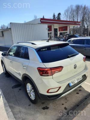 Balts Volkswagen T-Roc 2022 Rīga, ar dzinēja tilpumu 1.50 L un nobraukumu 21 tūkst. km par 20900 €, foto 5 vietnē AUTOMOTO.COM.LV