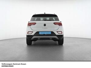 Balts Volkswagen T-Roc 2023 Kauņa, ar dzinēja tilpumu 1.00 L un nobraukumu 33 tūkst. km par 23389 €, foto 4 vietnē AUTOMOTO.COM.LV