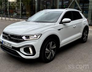 Balts Volkswagen T-Roc 2023 Rīga, ar dzinēja tilpumu 1.50 L un nobraukumu 41 tūkst. km par 21900 €, foto  vietnē AUTOMOTO.COM.LV