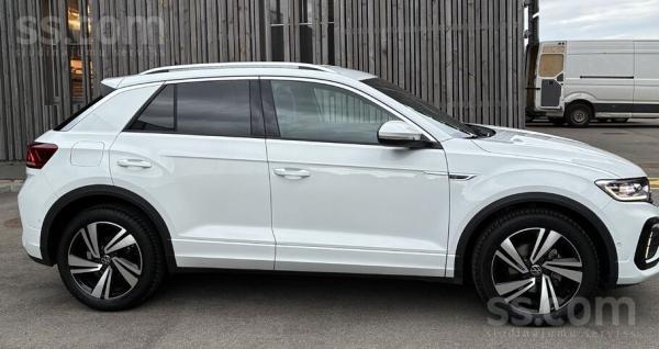 Balts Volkswagen T-Roc 2023 Rīga, ar dzinēja tilpumu 1.50 L un nobraukumu 41 tūkst. km par 21900 €, foto 3 vietnē AUTOMOTO.COM.LV