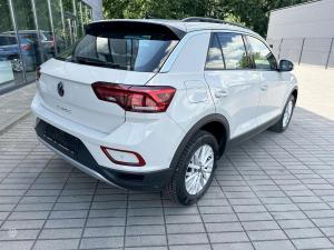 White Volkswagen T-Roc 2023 in Kaunas, with an engine capacity of 1.00 L and mileage of 167 thousand km for 15300 €, photo 4 on AUTOMOTO.COM.LV