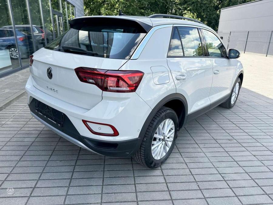 White Volkswagen T-Roc 2023 in Kaunas, with an engine capacity of 1.00 L and mileage of 167 thousand km for 15300 €, photo 4 on AUTOMOTO.COM.LV