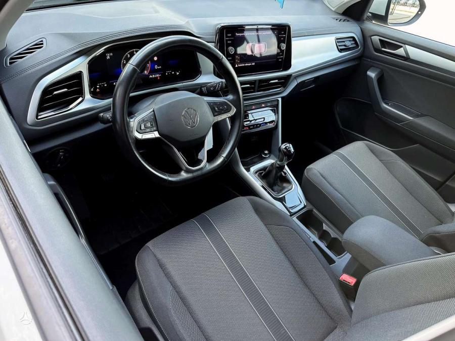 White Volkswagen T-Roc 2023 in Kaunas, with an engine capacity of 1.00 L and mileage of 167 thousand km for 15300 €, photo 6 on AUTOMOTO.COM.LV