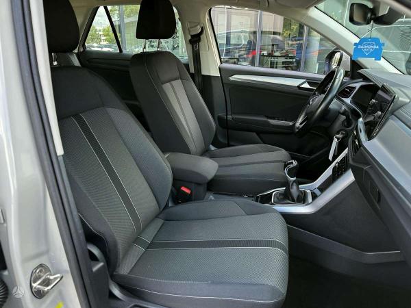 White Volkswagen T-Roc 2023 in Kaunas, with an engine capacity of 1.00 L and mileage of 167 thousand km for 15300 €, photo 10 on AUTOMOTO.COM.LV