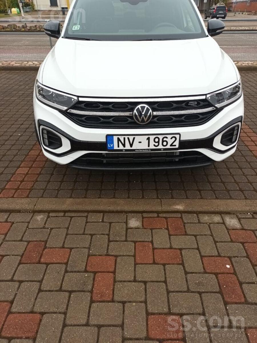 White Volkswagen T-Roc 2024 in Ventspils, with an engine capacity of 1.50 L and mileage of 8 thousand km for 31200 €, photo 3 on AUTOMOTO.COM.LV